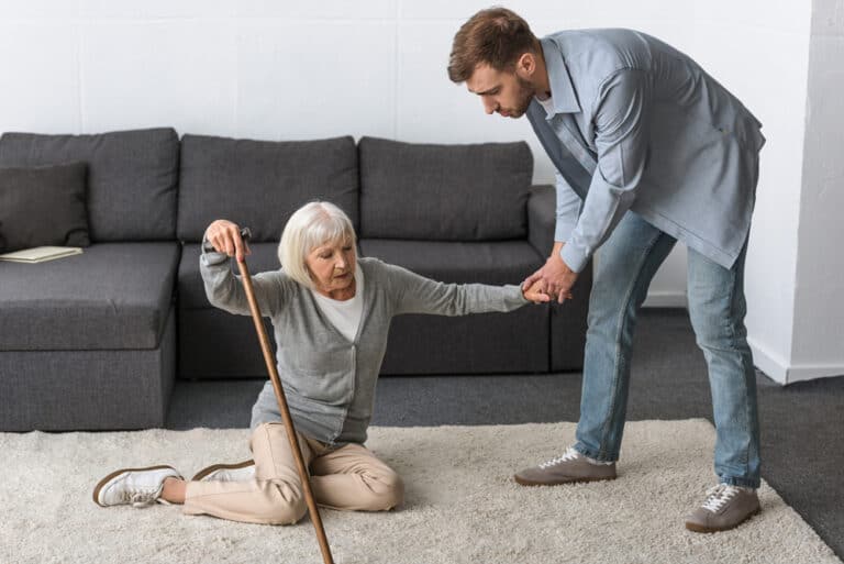 Prévenir les chutes des seniors : dispositifs et solutions adaptés
